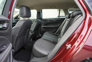 Red Opel Insignia 2019 in Marijampole, with an engine capacity of 1.96 L and mileage of 298 thousand km for 9550 €, photo 35 on AUTOMOTO.COM.LV