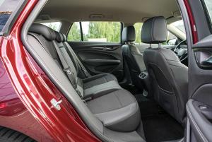 Red Opel Insignia 2019 in Marijampole, with an engine capacity of 1.96 L and mileage of 298 thousand km for 9550 €, photo 37 on AUTOMOTO.COM.LV