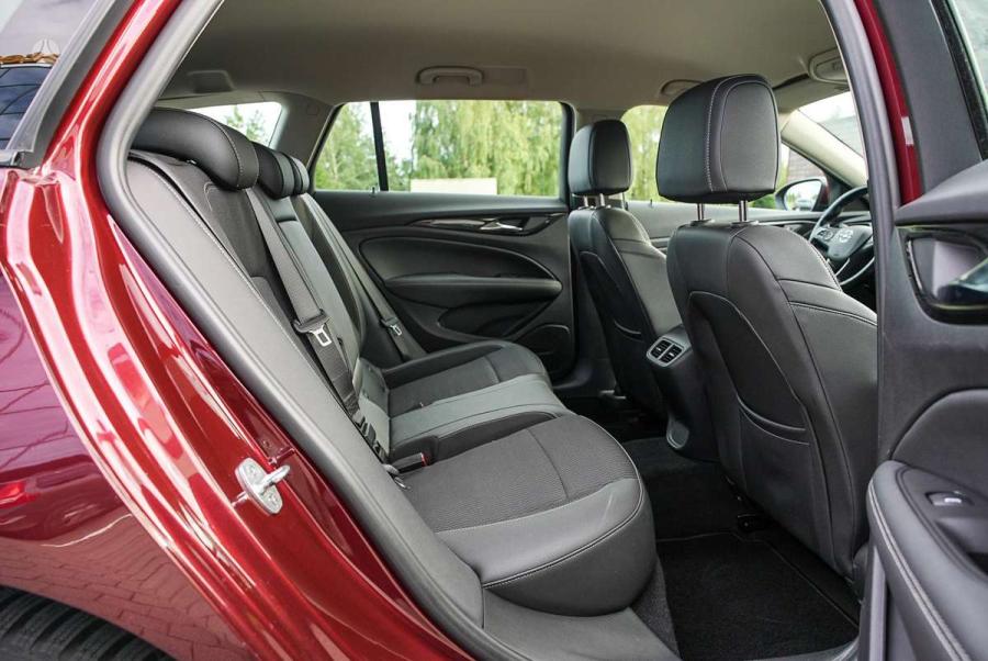 Red Opel Insignia 2019 in Marijampole, with an engine capacity of 1.96 L and mileage of 298 thousand km for 9550 €, photo 37 on AUTOMOTO.COM.LV