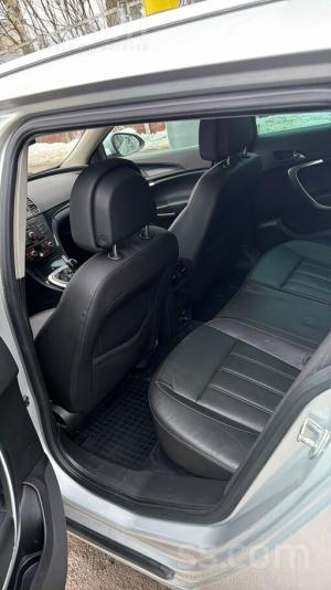 Opel Insignia 2009 in Riga, with an engine capacity of 2.00 L and mileage of 380 thousand km for 2200 €, photo 4 on AUTOMOTO.COM.LV