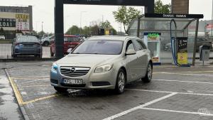 Opel Insignia 2010 in Siauliai, with an engine capacity of 2.00 L and mileage of 260 thousand km for 1650 €, photo 3 on AUTOMOTO.COM.LV