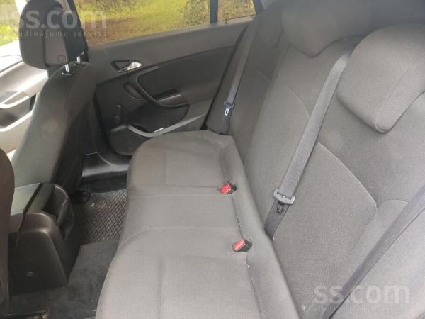Opel Insignia 2010 in Riga, with an engine capacity of 2.00 L and mileage of 269 thousand km for 1600 €, photo 6 on AUTOMOTO.COM.LV