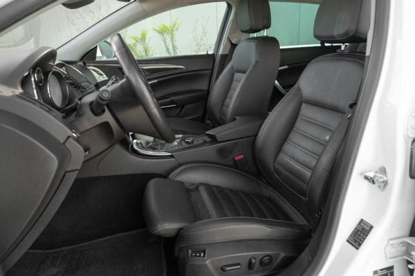 Opel Insignia 2013 in Vilnius, with an engine capacity of 2.00 L and mileage of 205 thousand km for 5000 €, photo 9 on AUTOMOTO.COM.LV