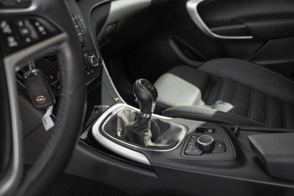 Opel Insignia 2013 in Vilnius, with an engine capacity of 2.00 L and mileage of 205 thousand km for 5000 €, photo 10 on AUTOMOTO.COM.LV