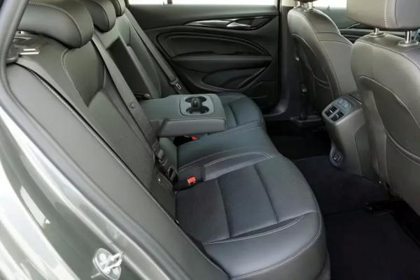 Opel Insignia 2018 in Riga, with an engine capacity of 2.00 L and mileage of 191 thousand km for 7500 €, photo 10 on AUTOMOTO.COM.LV