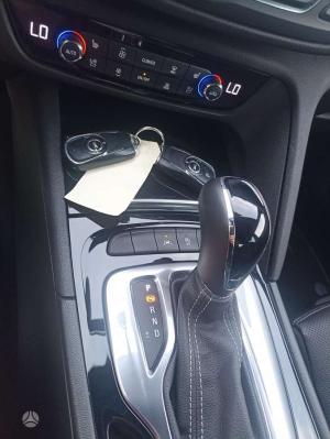 Violet Opel Insignia 2019 in Vilnius, with an engine capacity of 1.60 L and mileage of 212 thousand km for 10500 €, photo 34 on AUTOMOTO.COM.LV