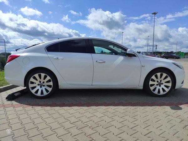 White Opel Insignia 2009 in Vilnius, with an engine capacity of 1.96 L and mileage of 278 thousand km for 2650 €, photo 4 on AUTOMOTO.COM.LV