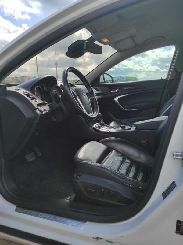 White Opel Insignia 2009 in Vilnius, with an engine capacity of 1.96 L and mileage of 278 thousand km for 2650 €, photo 10 on AUTOMOTO.COM.LV
