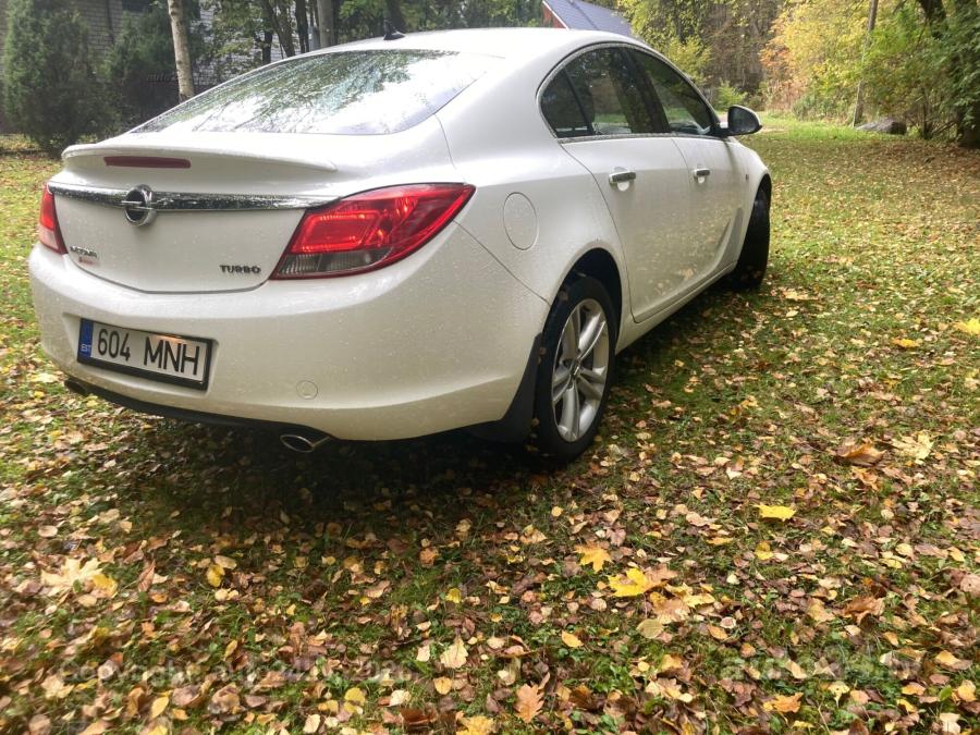 Balts Opel Insignia 2010 Tallina, ar dzinēja tilpumu 2.00 L un nobraukumu 199 tūkst. km par 2500 €, foto 4 vietnē AUTOMOTO.COM.LV