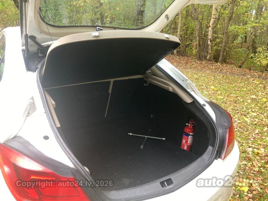 Balts Opel Insignia 2010 Tallina, ar dzinēja tilpumu 2.00 L un nobraukumu 199 tūkst. km par 2500 €, foto 10 vietnē AUTOMOTO.COM.LV