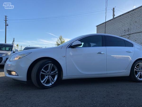 White Opel Insignia 2011 in Raseiniai, with an engine capacity of 2.00 L and mileage of 282 thousand km for 3750 €, photo 7 on AUTOMOTO.COM.LV
