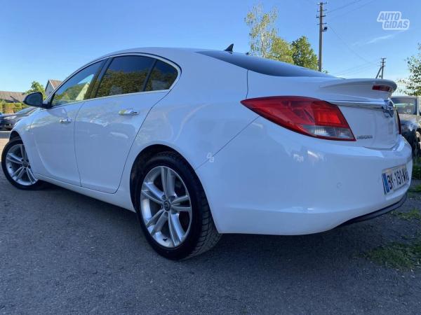 White Opel Insignia 2011 in Raseiniai, with an engine capacity of 2.00 L and mileage of 282 thousand km for 3750 €, photo 8 on AUTOMOTO.COM.LV