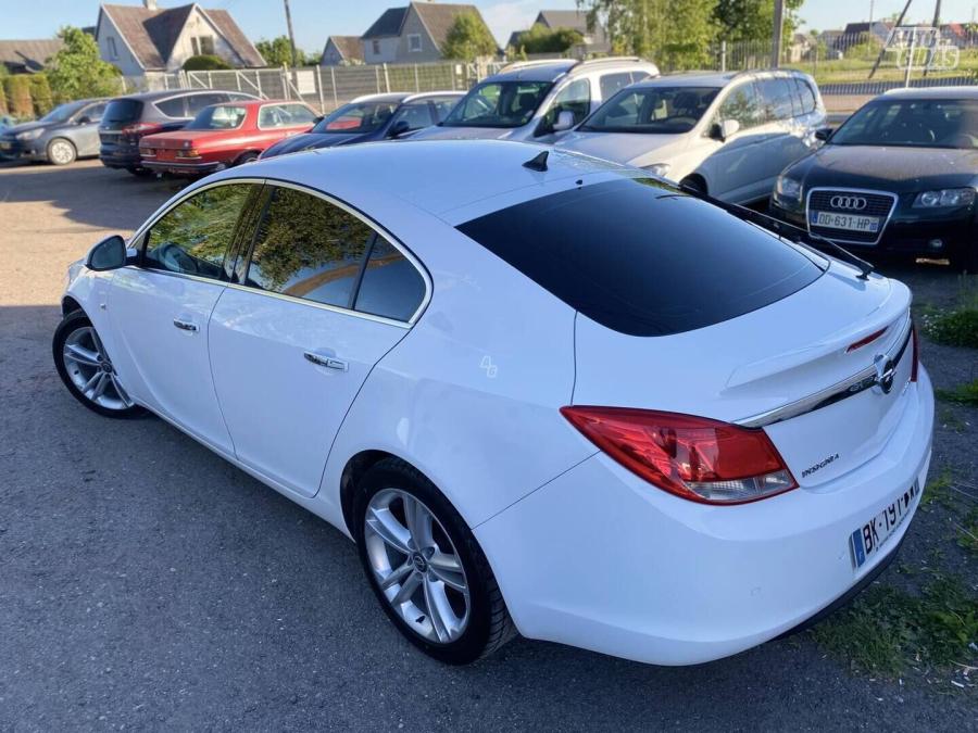 White Opel Insignia 2011 in Raseiniai, with an engine capacity of 2.00 L and mileage of 282 thousand km for 3750 €, photo 3 on AUTOMOTO.COM.LV