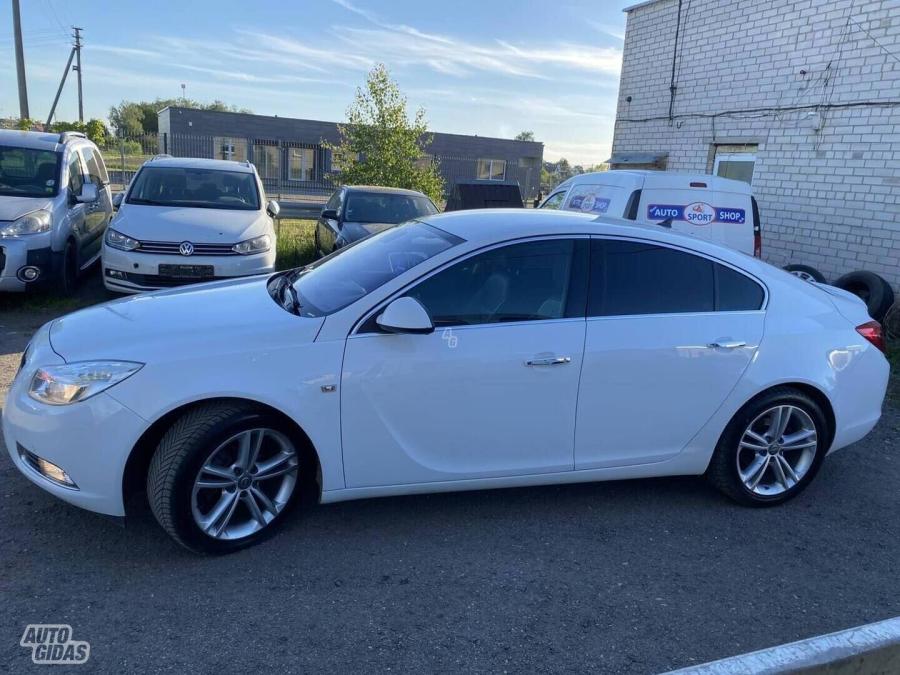 White Opel Insignia 2011 in Raseiniai, with an engine capacity of 2.00 L and mileage of 282 thousand km for 3750 €, photo 4 on AUTOMOTO.COM.LV