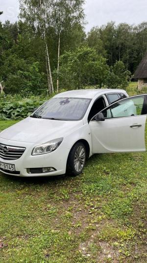 White Opel Insignia 2011 in Jurmala, with an engine capacity of 2.00 L and mileage of 282 thousand km for 3000 €, photo  on AUTOMOTO.COM.LV