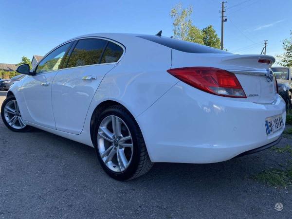 White Opel Insignia 2011 in Raseiniai, with an engine capacity of 1.96 L and mileage of 282 thousand km for 3750 €, photo 2 on AUTOMOTO.COM.LV
