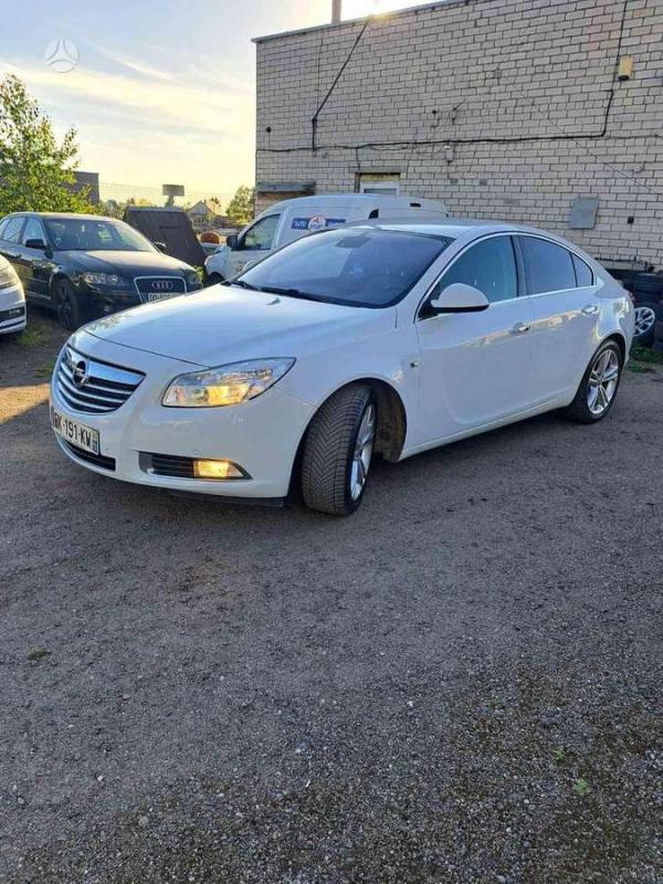 White Opel Insignia 2011 in Raseiniai, with an engine capacity of 1.96 L and mileage of 282 thousand km for 3750 €, photo 6 on AUTOMOTO.COM.LV