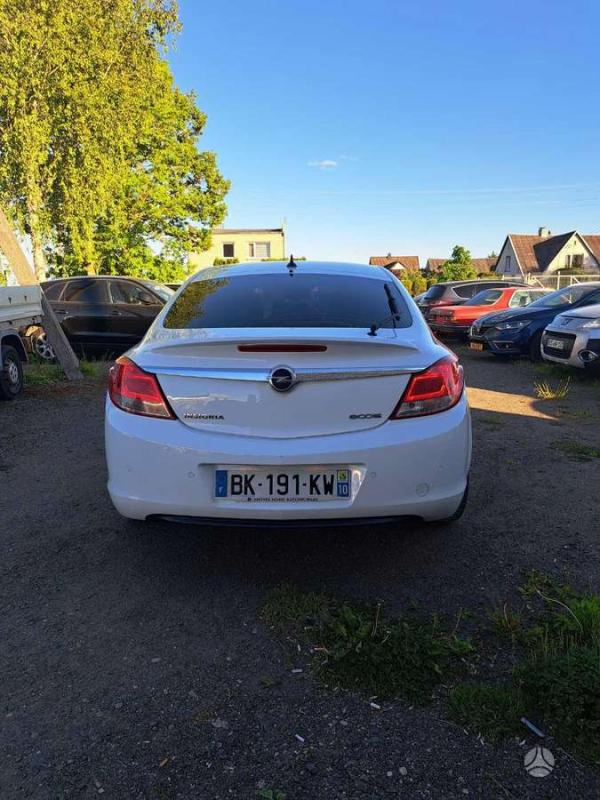 White Opel Insignia 2011 in Raseiniai, with an engine capacity of 1.96 L and mileage of 282 thousand km for 3750 €, photo 8 on AUTOMOTO.COM.LV