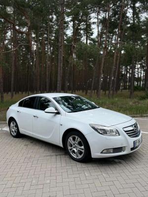 White Opel Insignia 2011 in Palanga, with an engine capacity of 1.96 L and mileage of 270 thousand km for 2800 €, photo  on AUTOMOTO.COM.LV