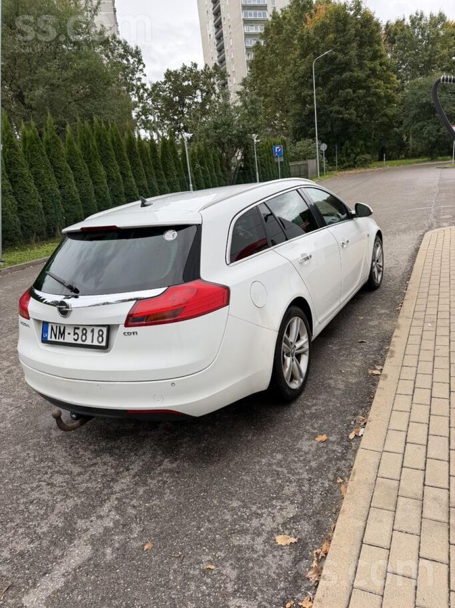 White Opel Insignia 2011 in Riga, with an engine capacity of 2.00 L and mileage of 363 thousand km for 1950 €, photo 4 on AUTOMOTO.COM.LV
