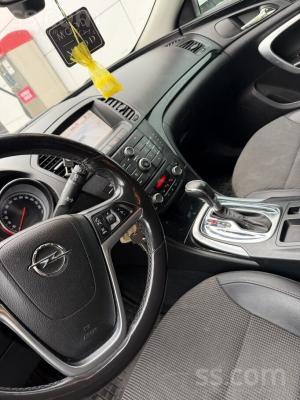White Opel Insignia 2011 in Riga, with an engine capacity of 2.00 L and mileage of 363 thousand km for 1950 €, photo 5 on AUTOMOTO.COM.LV