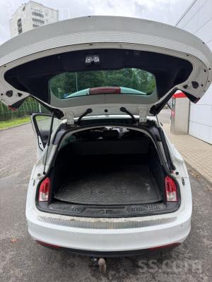 White Opel Insignia 2011 in Riga, with an engine capacity of 2.00 L and mileage of 363 thousand km for 1950 €, photo 6 on AUTOMOTO.COM.LV