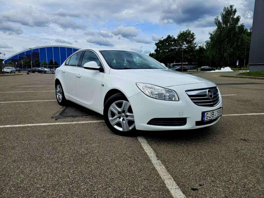 White Opel Insignia 2013 in Vilnius, with an engine capacity of 2.00 L and mileage of 115 thousand km for 5500 €, photo 1 on AUTOMOTO.COM.LV