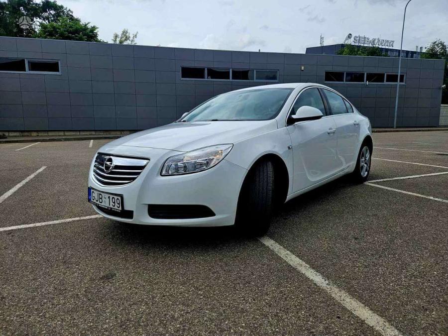 White Opel Insignia 2013 in Vilnius, with an engine capacity of 2.00 L and mileage of 115 thousand km for 5500 €, photo 3 on AUTOMOTO.COM.LV
