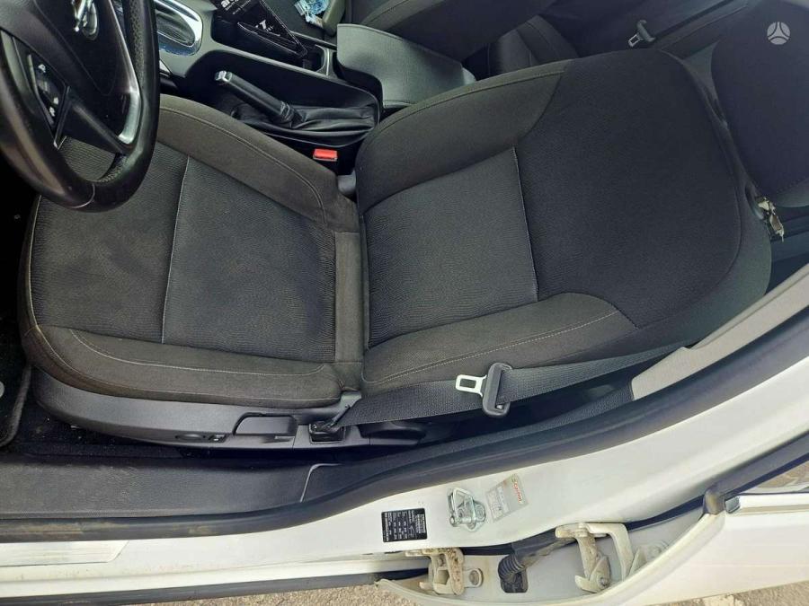 White Opel Insignia 2013 in Vilnius, with an engine capacity of 2.00 L and mileage of 115 thousand km for 5500 €, photo 10 on AUTOMOTO.COM.LV