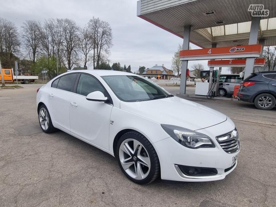 White Opel Insignia 2014 in Taurage, with an engine capacity of 2.00 L and mileage of 200 thousand km for 1950 €, photo 10 on AUTOMOTO.COM.LV