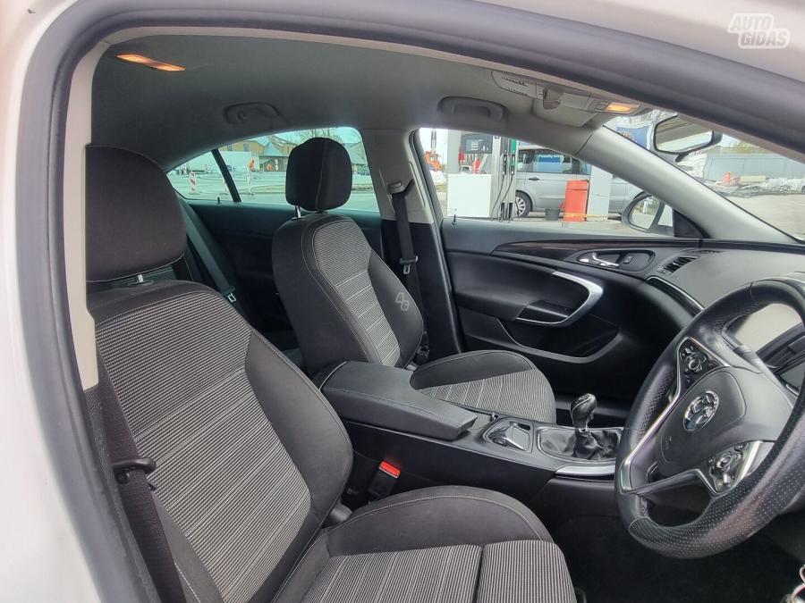 White Opel Insignia 2014 in Taurage, with an engine capacity of 2.00 L and mileage of 200 thousand km for 1950 €, photo 18 on AUTOMOTO.COM.LV