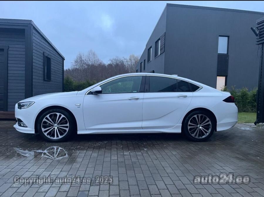 White Opel Insignia 2017 in Tallinn, with an engine capacity of 2.00 L and mileage of 151 thousand km for 17900 €, photo 3 on AUTOMOTO.COM.LV