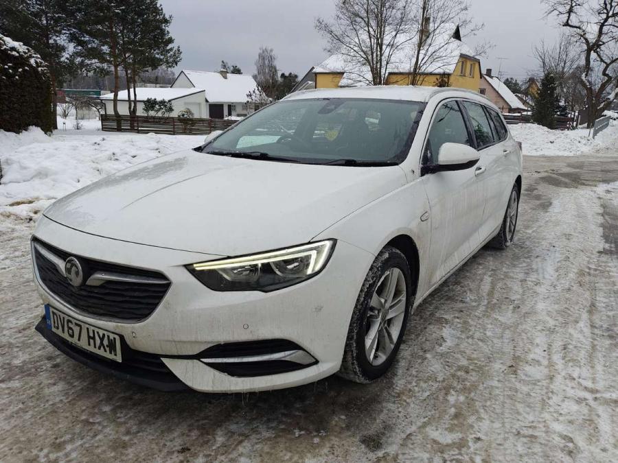 White Opel Insignia 2017 in Prienai, with an engine capacity of 1.60 L and mileage of 200 thousand km for 3250 €, photo 1 on AUTOMOTO.COM.LV