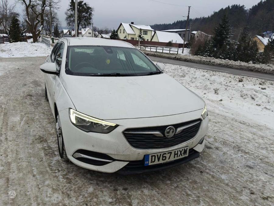 White Opel Insignia 2017 in Prienai, with an engine capacity of 1.60 L and mileage of 200 thousand km for 3250 €, photo 2 on AUTOMOTO.COM.LV