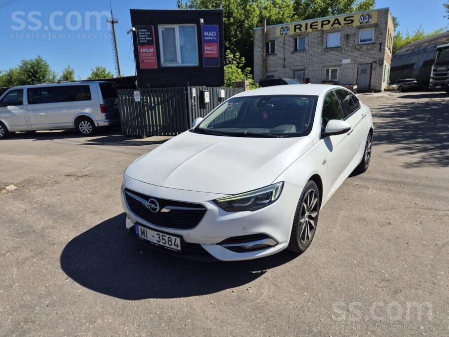 White Opel Insignia 2017 in Riga, with an engine capacity of 1.60 L and mileage of 209 thousand km for 8990 €, photo 1 on AUTOMOTO.COM.LV