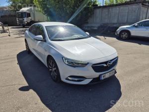 White Opel Insignia 2017 in Riga, with an engine capacity of 1.60 L and mileage of 209 thousand km for 8990 €, photo 3 on AUTOMOTO.COM.LV
