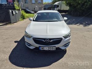 White Opel Insignia 2017 in Riga, with an engine capacity of 1.60 L and mileage of 209 thousand km for 8990 €, photo 4 on AUTOMOTO.COM.LV
