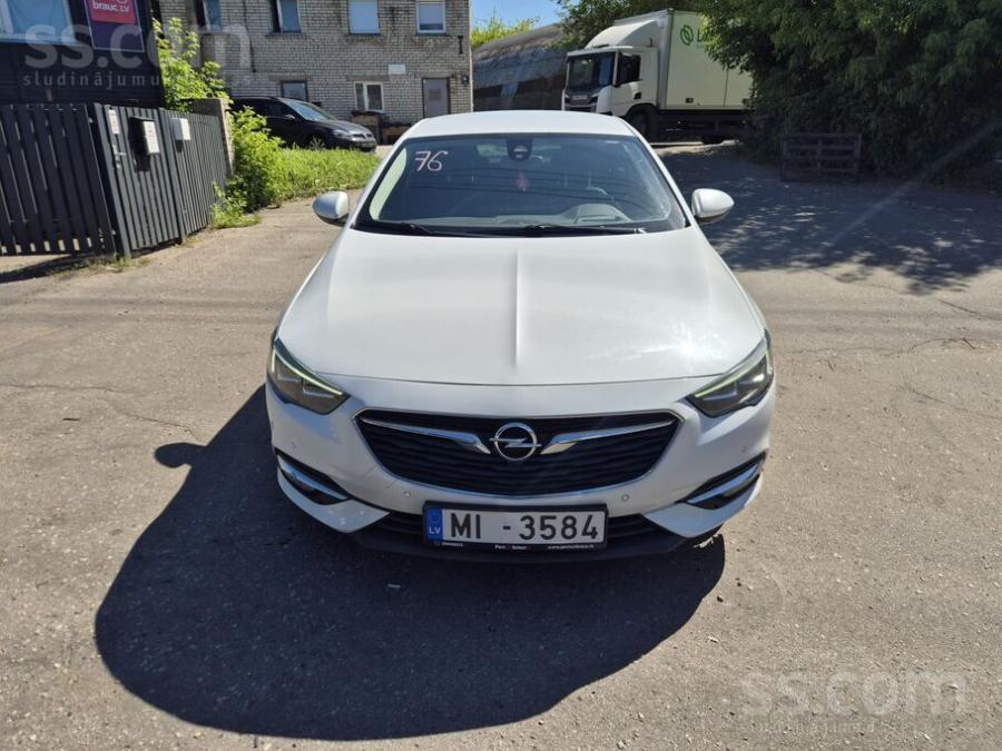 White Opel Insignia 2017 in Riga, with an engine capacity of 1.60 L and mileage of 209 thousand km for 8990 €, photo 4 on AUTOMOTO.COM.LV