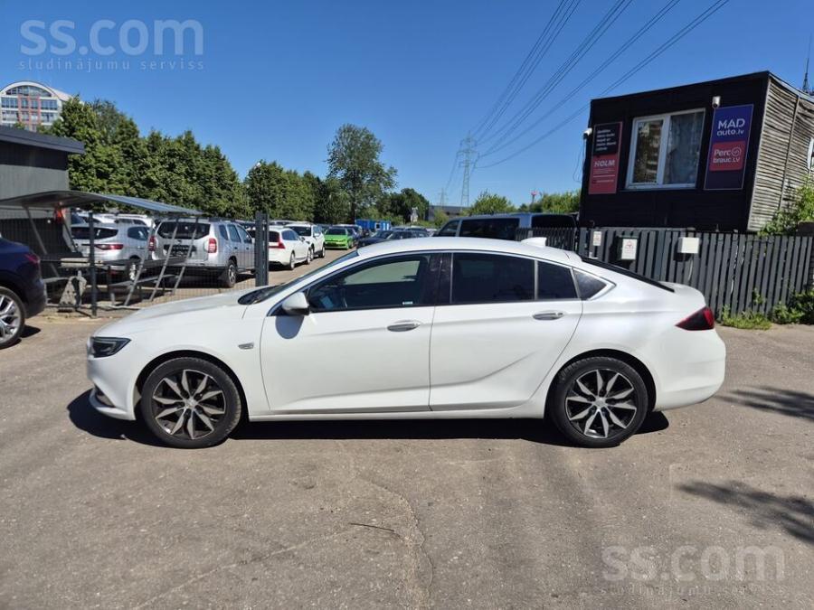 White Opel Insignia 2017 in Riga, with an engine capacity of 1.60 L and mileage of 209 thousand km for 8990 €, photo 10 on AUTOMOTO.COM.LV