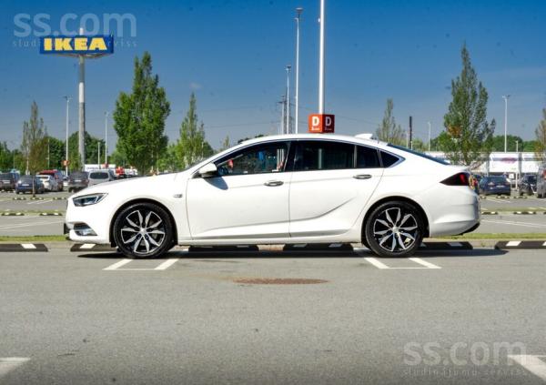White Opel Insignia 2017 in Riga, with an engine capacity of 1.60 L and mileage of 209 thousand km for 8190 €, photo 5 on AUTOMOTO.COM.LV