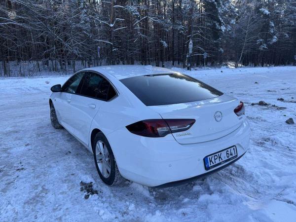 White Opel Insignia 2018 in Vilnius, with an engine capacity of 1.49 L and mileage of 67 thousand km for 14500 €, photo 4 on AUTOMOTO.COM.LV