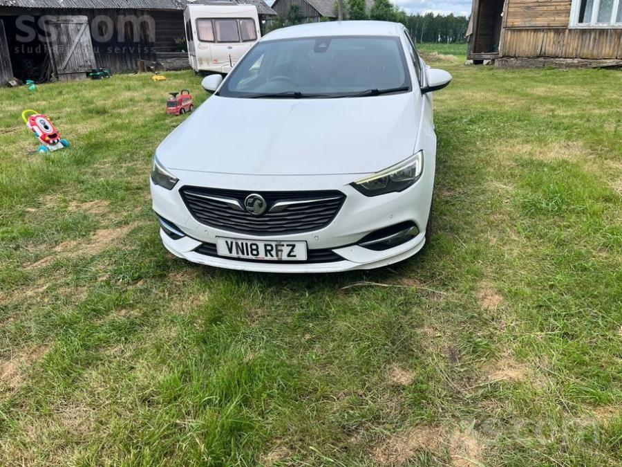 White Opel Insignia 2018 in Liepaja, with an engine capacity of 2.00 L and mileage of 180 thousand km for 3600 €, photo 1 on AUTOMOTO.COM.LV