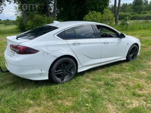 White Opel Insignia 2018 in Liepaja, with an engine capacity of 2.00 L and mileage of 180 thousand km for 3600 €, photo 5 on AUTOMOTO.COM.LV