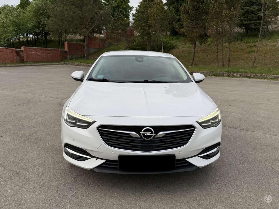 White Opel Insignia 2019 in Mazeikiai, with an engine capacity of 1.96 L and mileage of 300 thousand km for 7500 €, photo 3 on AUTOMOTO.COM.LV