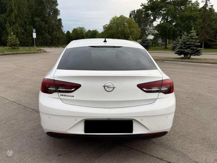 White Opel Insignia 2019 in Mazeikiai, with an engine capacity of 1.96 L and mileage of 300 thousand km for 7500 €, photo 4 on AUTOMOTO.COM.LV