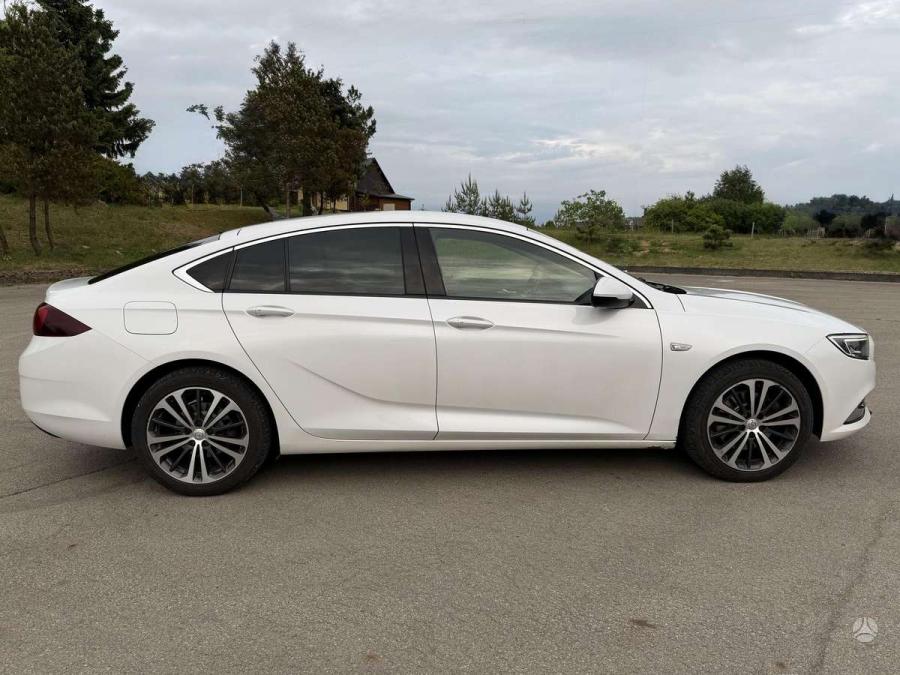 White Opel Insignia 2019 in Mazeikiai, with an engine capacity of 1.96 L and mileage of 300 thousand km for 7500 €, photo 5 on AUTOMOTO.COM.LV
