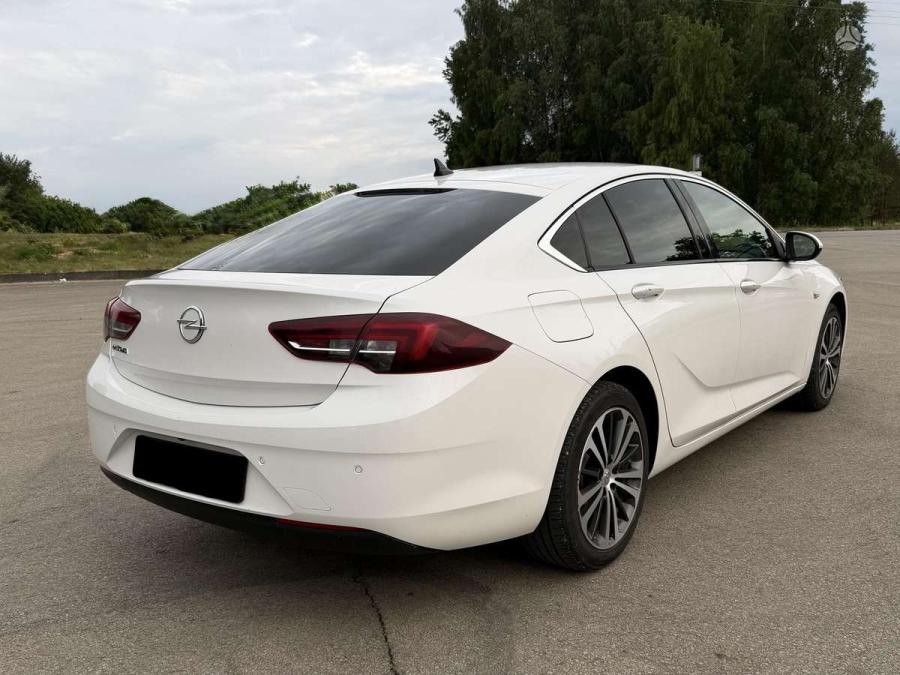 White Opel Insignia 2019 in Mazeikiai, with an engine capacity of 1.96 L and mileage of 300 thousand km for 7500 €, photo 8 on AUTOMOTO.COM.LV