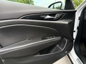 White Opel Insignia 2019 in Mazeikiai, with an engine capacity of 1.96 L and mileage of 300 thousand km for 7500 €, photo 12 on AUTOMOTO.COM.LV