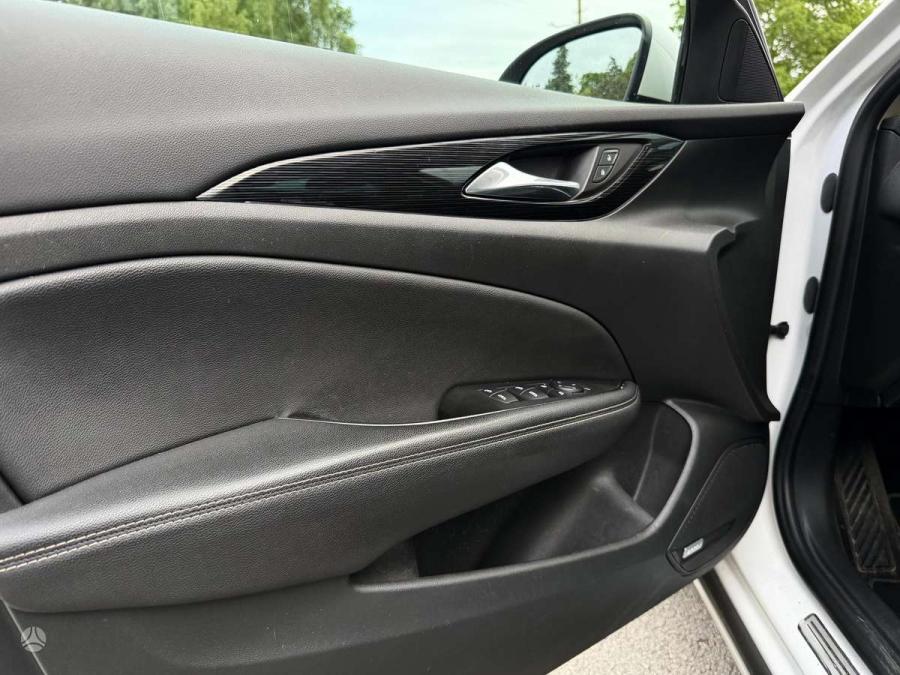 White Opel Insignia 2019 in Mazeikiai, with an engine capacity of 1.96 L and mileage of 300 thousand km for 7500 €, photo 12 on AUTOMOTO.COM.LV