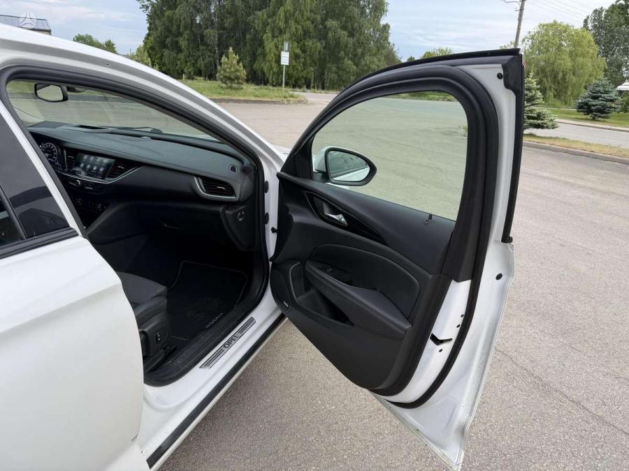 White Opel Insignia 2019 in Mazeikiai, with an engine capacity of 1.96 L and mileage of 300 thousand km for 7500 €, photo 16 on AUTOMOTO.COM.LV